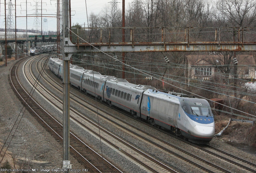 Amtrak train 2109(22) scoops MARC 612(22)